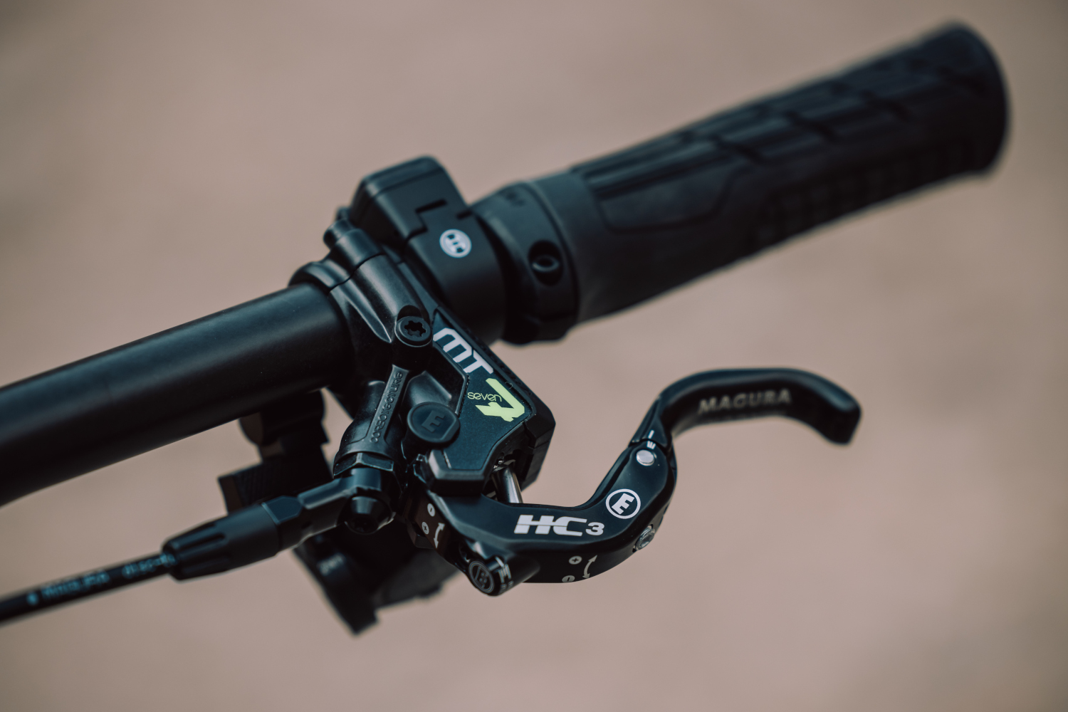 MACINA PROWLER EXONIC 2025 - elektrokolo KTM, horské celoodpružené ...